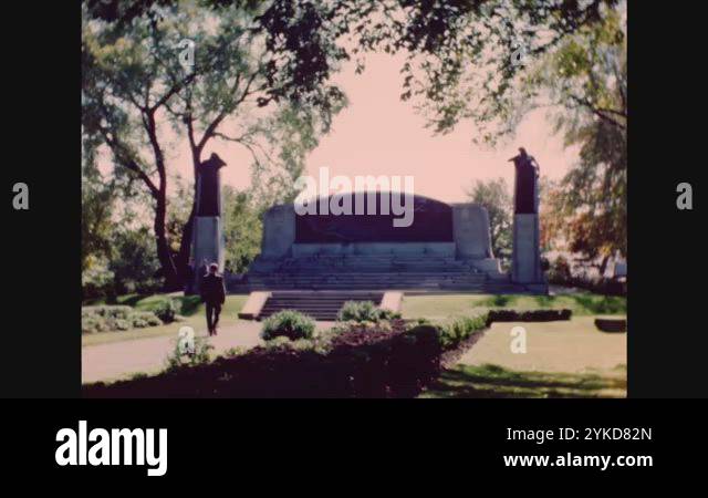 ONTARIO - 1948 - Tourists visit Alexander Graham Bell's homestead ...