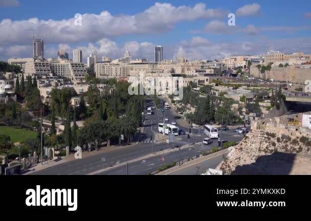 Ierusalim, Israel - November 12, 2022: Pan right view of asphalt road ...