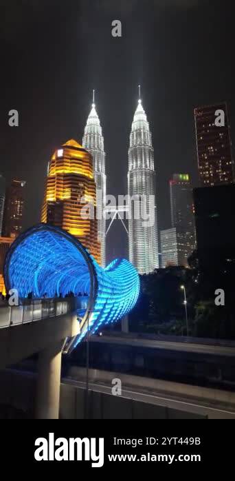 Saloma Link Bridge with Petronas Twin Towers night view in Kuala Lumpur ...