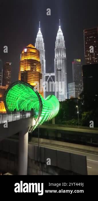 Saloma Link Bridge with Petronas Twin Towers night view in Kuala Lumpur ...