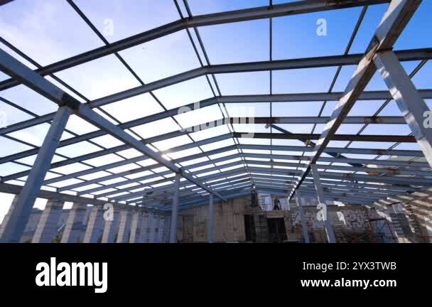 Welding roof trusses Stock Videos & Footage - HD and 4K Video Clips - Alamy