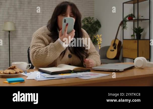 Freelance distant work from home. Young business woman freelancer at ...