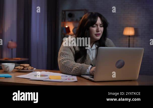 Freelance distant work from home. Young business woman freelancer ...