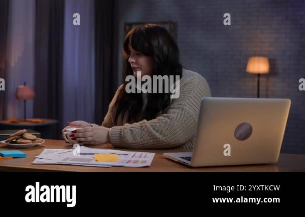 Freelance distant work from home. Young business woman freelancer ...