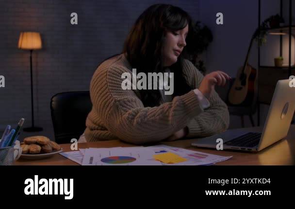 Freelance distant work from home. Young business woman freelancer at ...