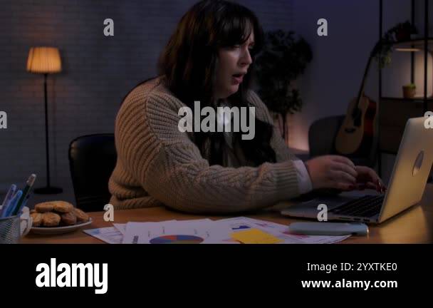 Freelance distant work from home. Young business woman freelancer ...