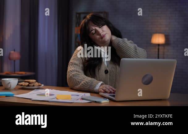 Freelance distant work from home. Young business woman freelancer ...