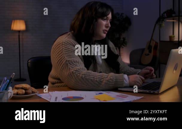 Freelance distant work from home. Young business woman freelancer at ...