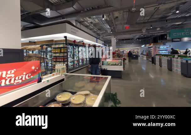 JERSEY CITY, USA - DECEMBER 2, 2024: A vibrant grocery store interior ...