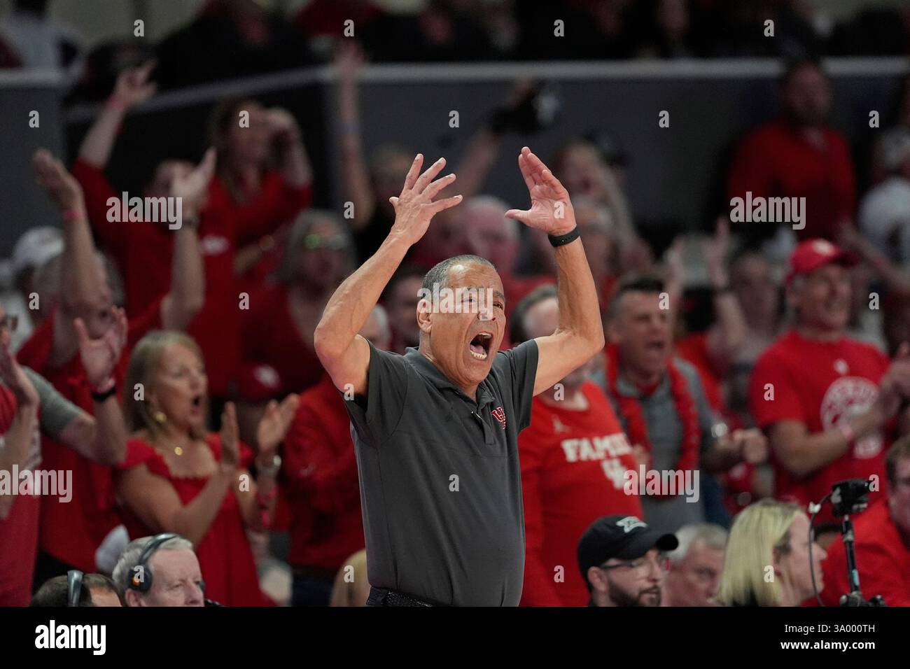 Houston head coach Kelvin Sampson encourages the crowd during the ...
