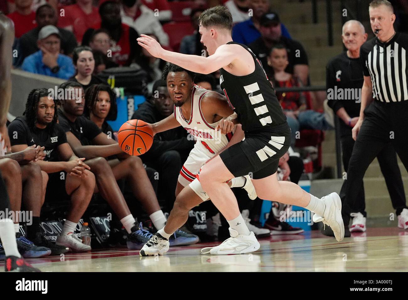 Houston's L.J. Cryer (4) tries to dribble around Cincinnati's Simas ...
