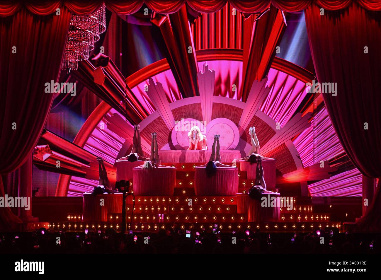 Sabrina carpenter 2025 concert march hi-res stock photography and ...