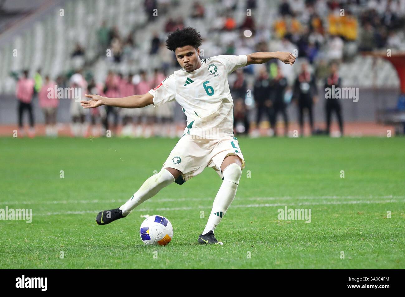 (250302) -- SHENZHEN, March 2, 2025 (Xinhua) -- Saleh Ali Barnawi of ...