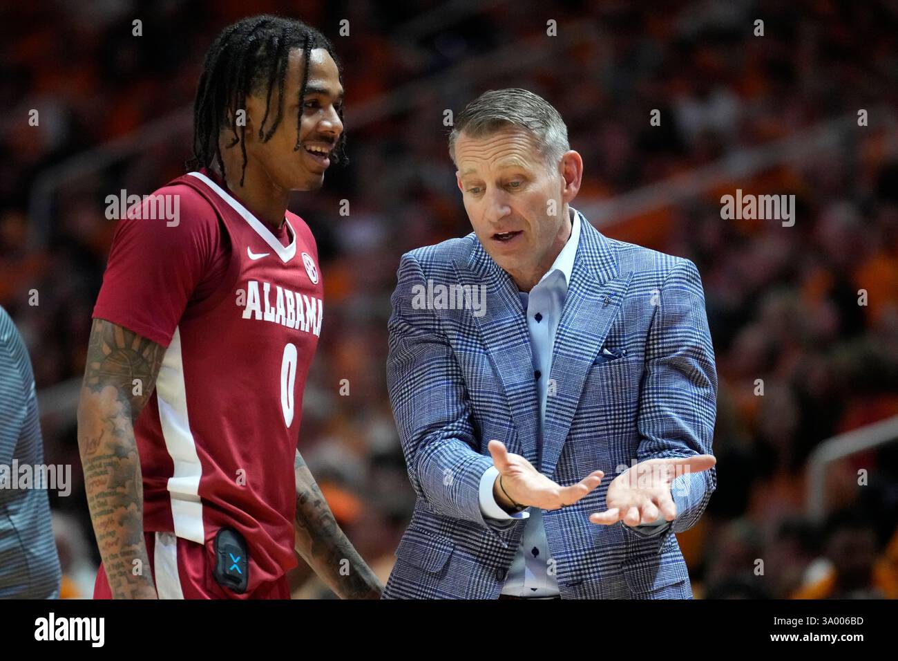 Alabama head coach Nate Oats talks with Labaron Philon (0) in the first ...