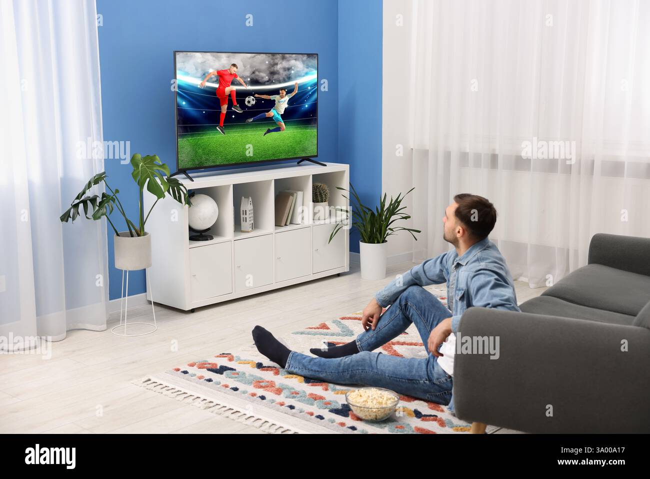 Man watching live tv hi-res stock photography and images - Alamy