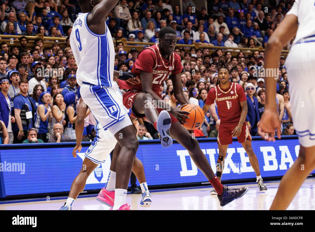 Florida State's Alier Maluk (21) handles the ball as Duke's Khaman ...