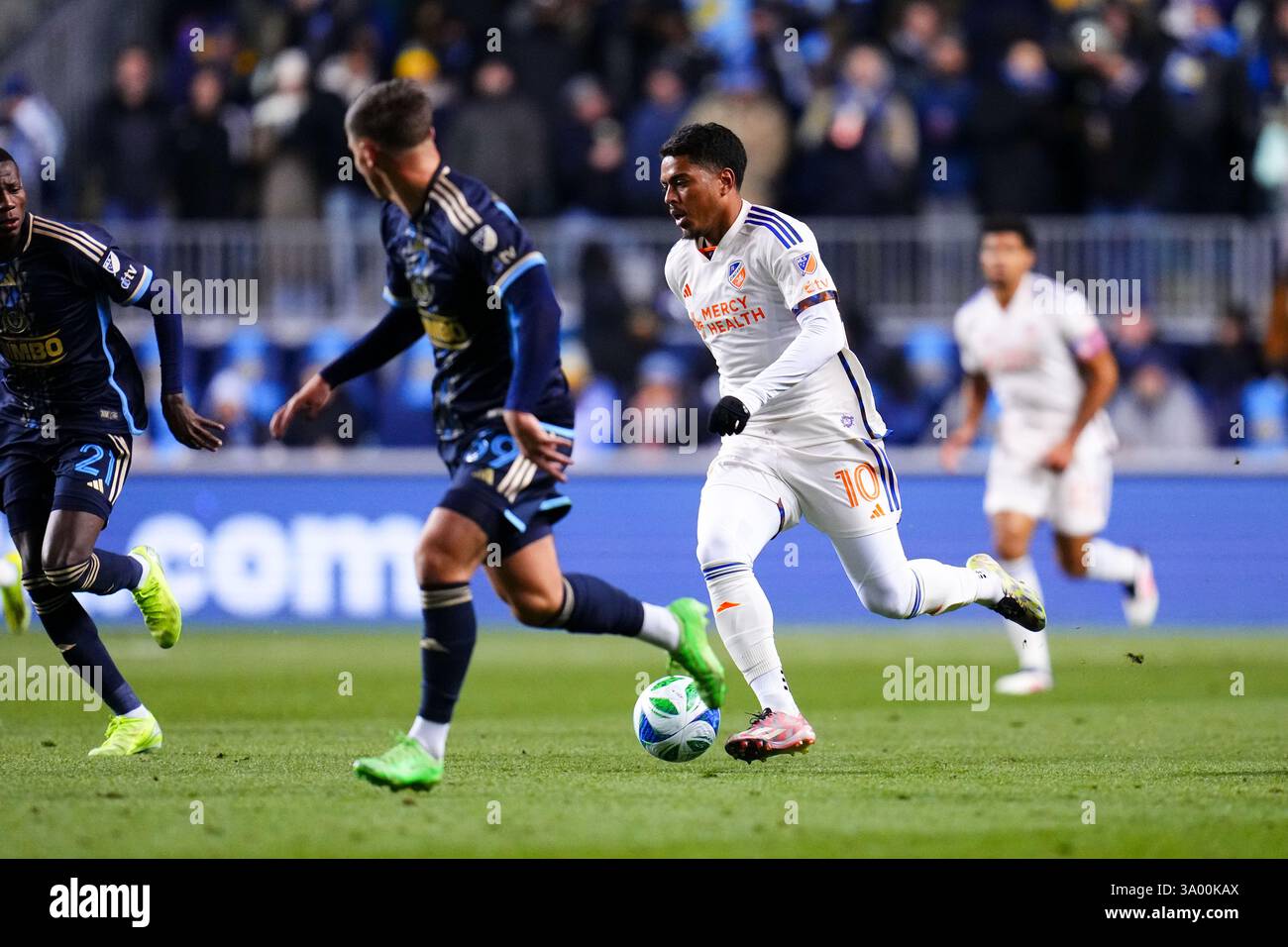 March 01, 2025: FC Cincinnati Midfielder Evander (10) controls the ball ...