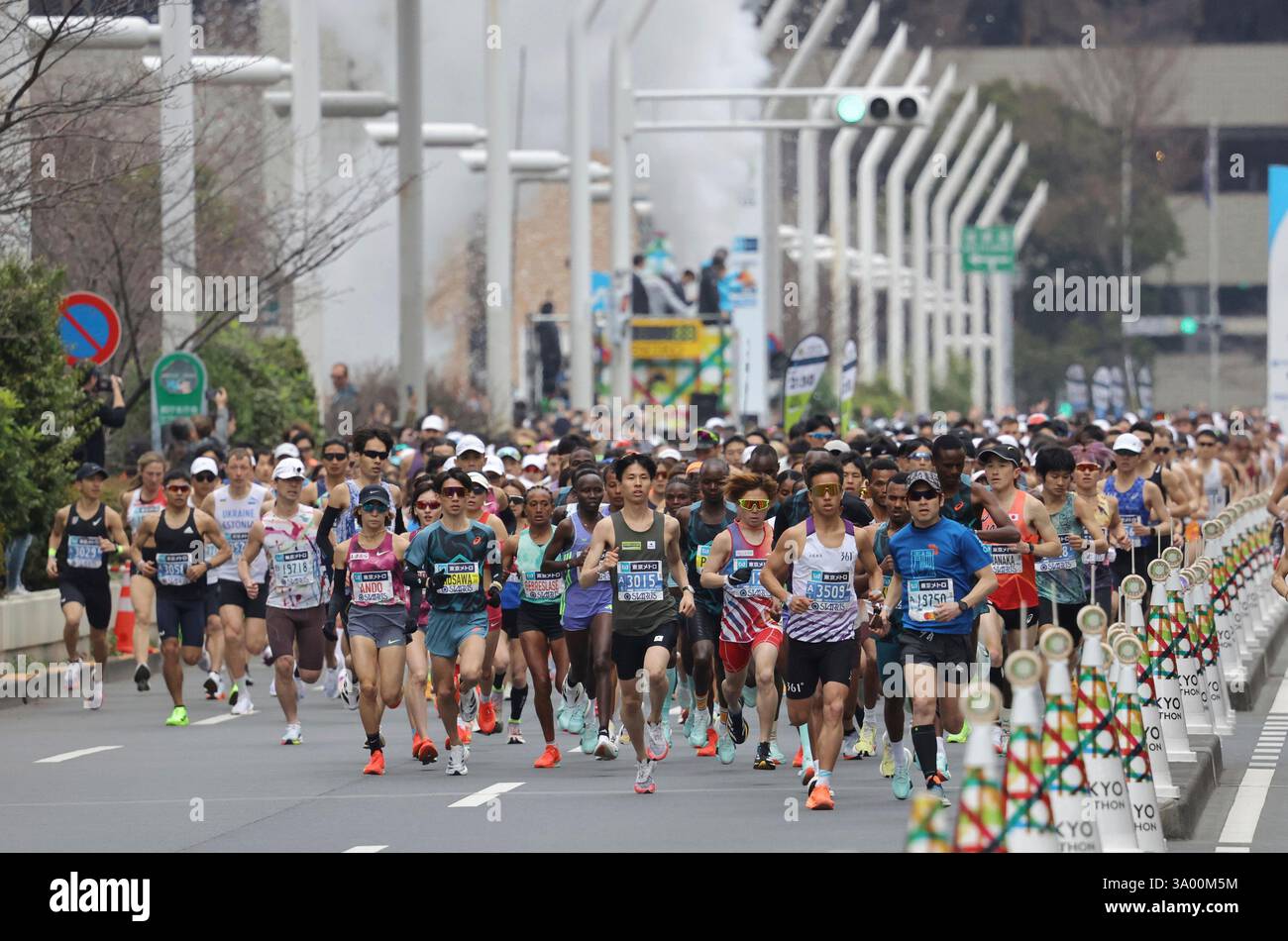 Runners starts at the same time in Shinjuku Ward, Tokyo on March 2 ...