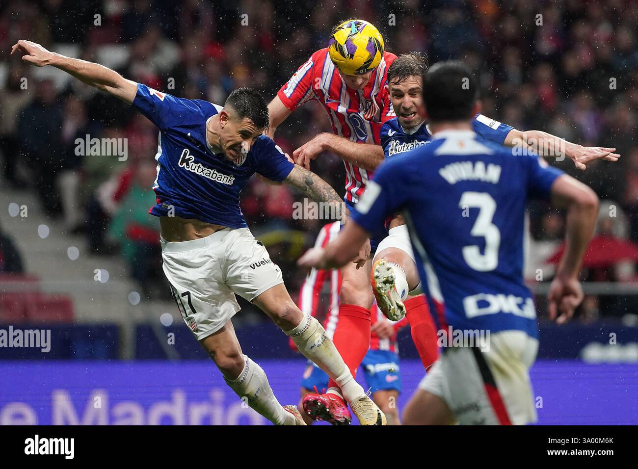 Atletico de Madrid's Alexander Sorloth (c) and Athletic de Bilbao's ...