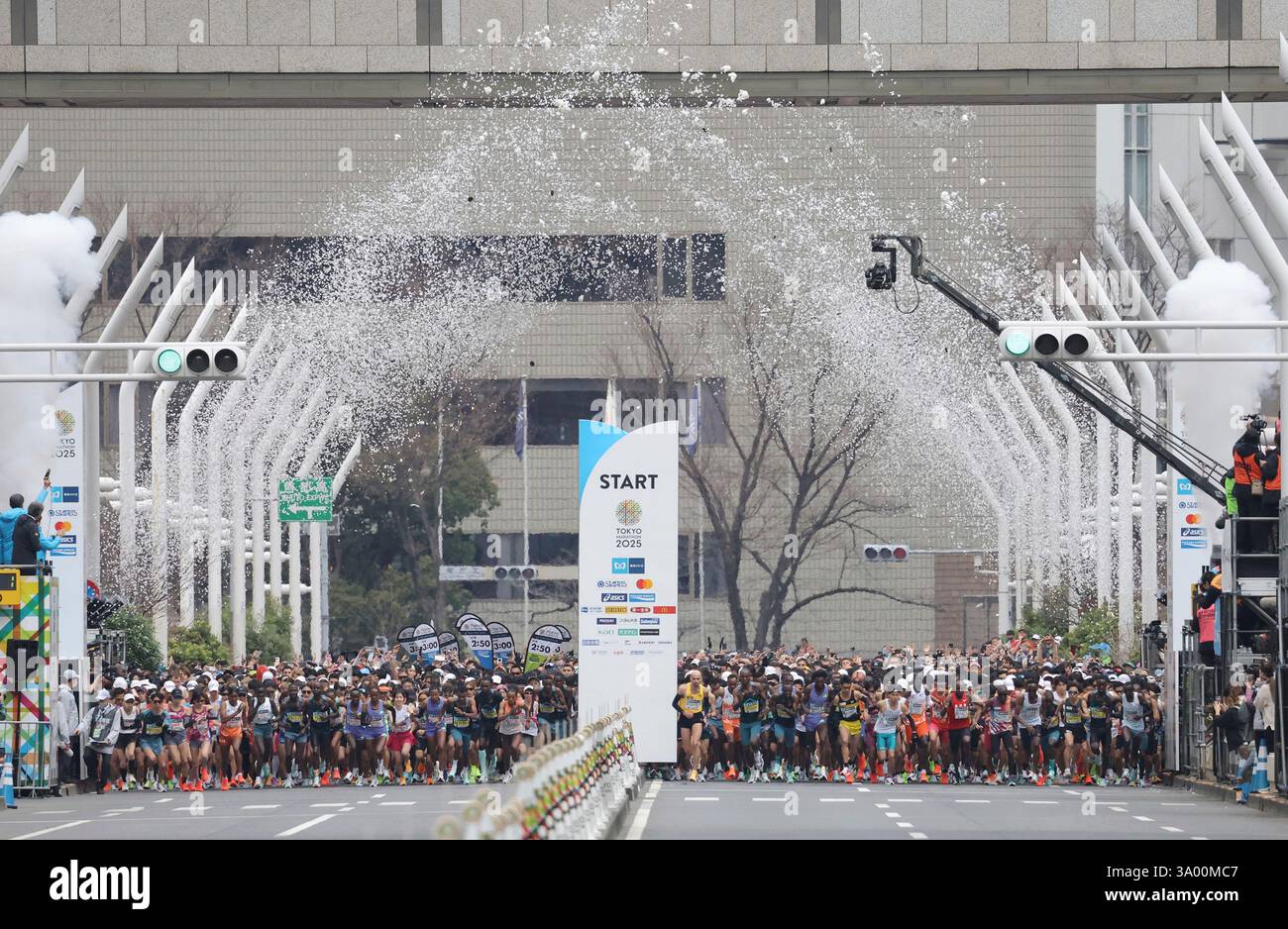 Runners starts at the same time in Shinjuku Ward, Tokyo on March 2 ...