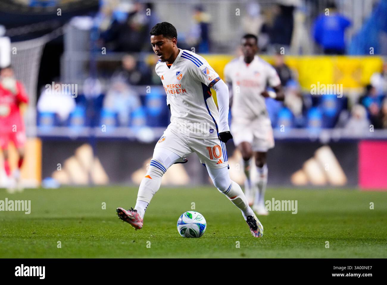 March 01, 2025: FC Cincinnati Midfielder Evander (10) controls the ball ...