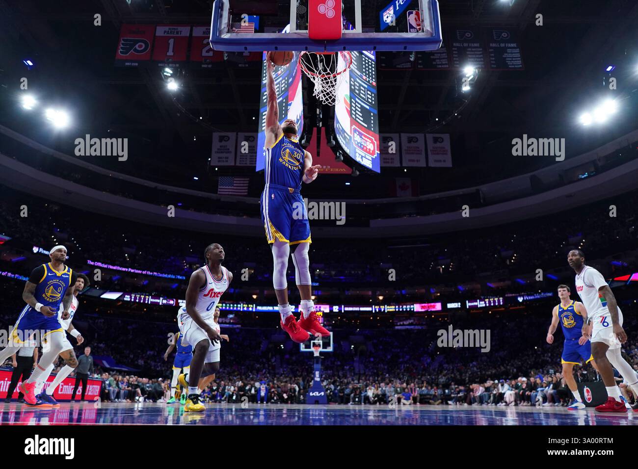 Golden State Warriors' Stephen Curry goes up for a shot during the ...