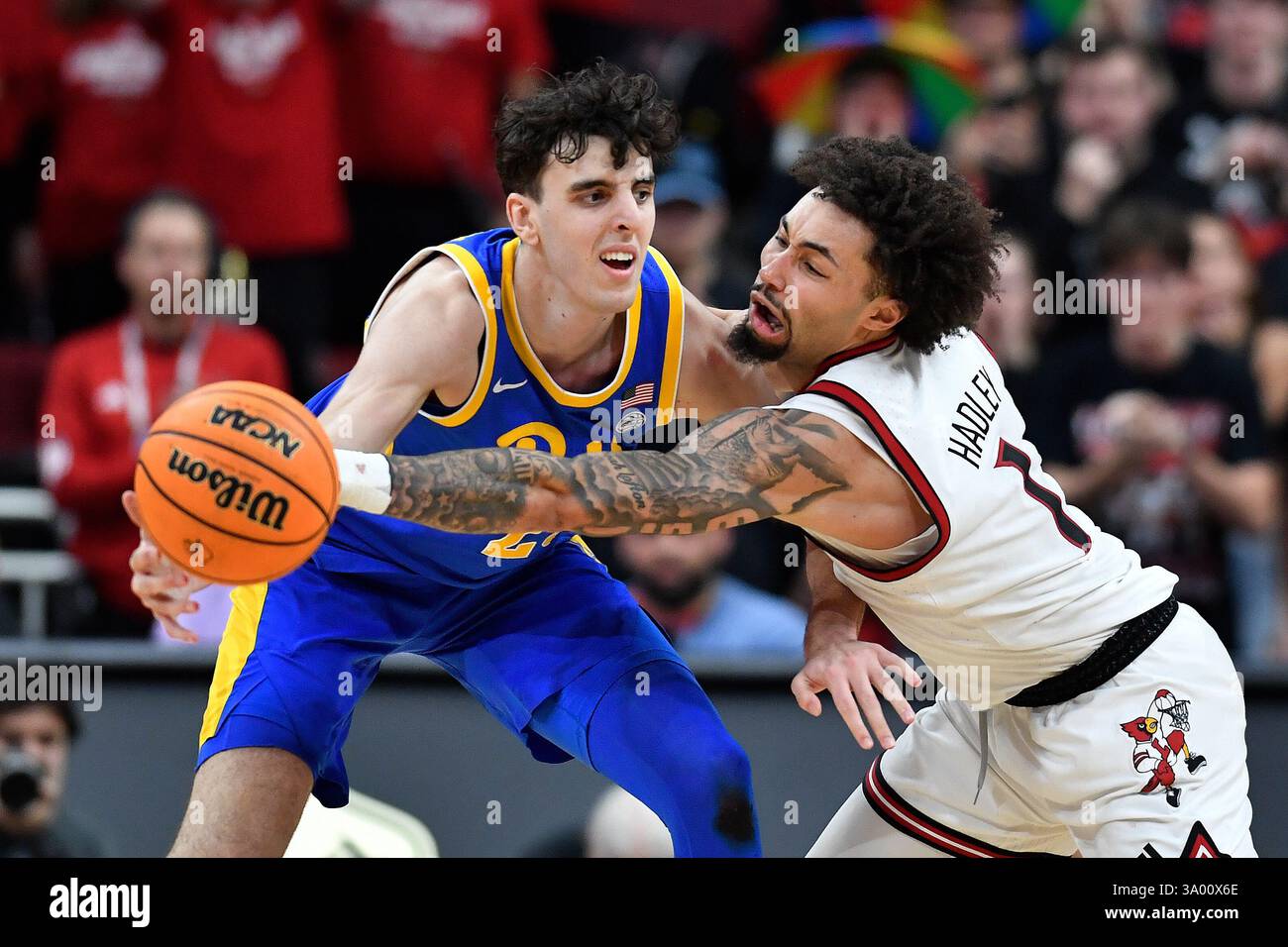 Louisville guard J'Vonne Hadley (1) attempts to tip the ball away from ...