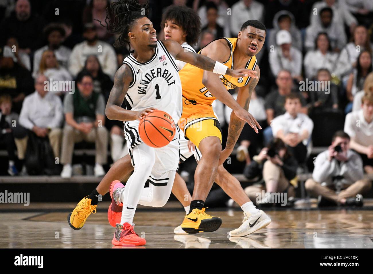Vanderbilt guard Jason Edwards (1) keeps the ball from Missouri guard ...