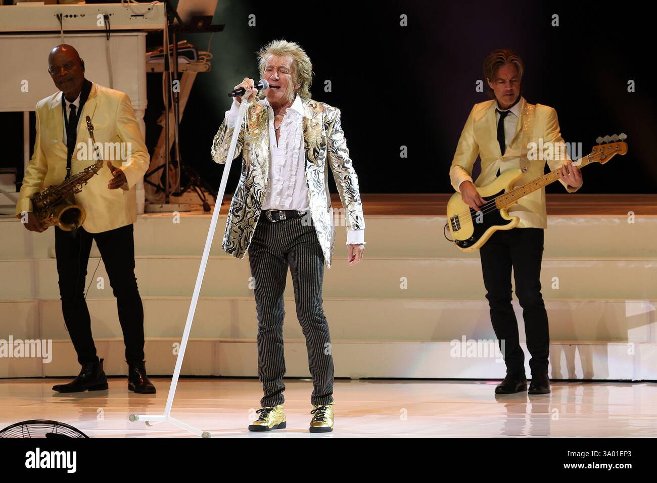 HOLLYWOOD,FL-MARCH 1: Rod Stewart performs at Hard Rock Live at ...