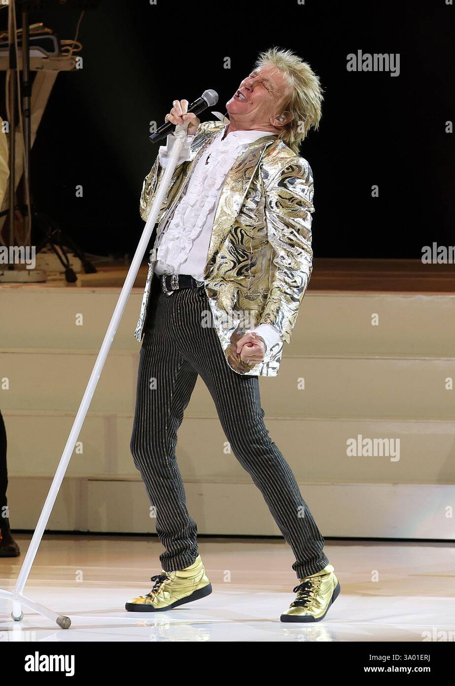 HOLLYWOOD,FL-MARCH 1: Rod Stewart performs at Hard Rock Live at ...