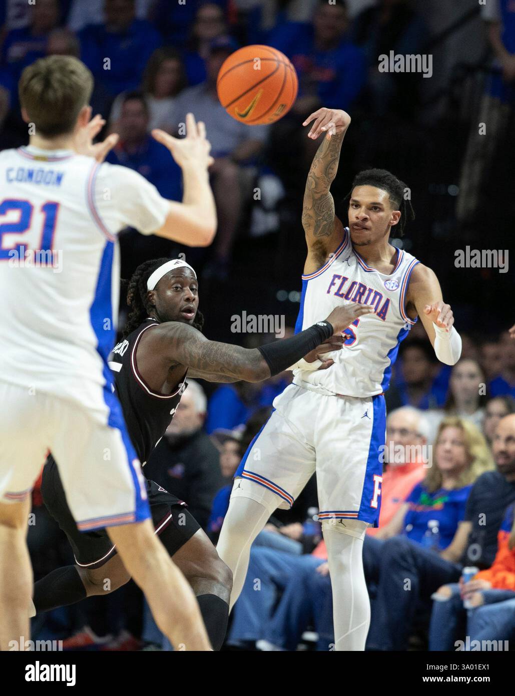 Florida guard Will Richard, right, passes to forward Alex Condon (21 ...