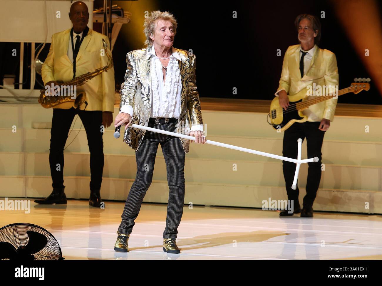 HOLLYWOOD,FL-MARCH 1: Rod Stewart performs at Hard Rock Live at ...