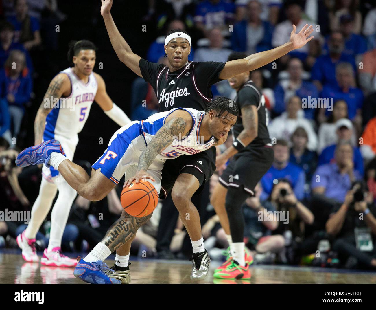 Florida guard Alijah Martin gets around Texas A&M guard Zhuric Phelps ...
