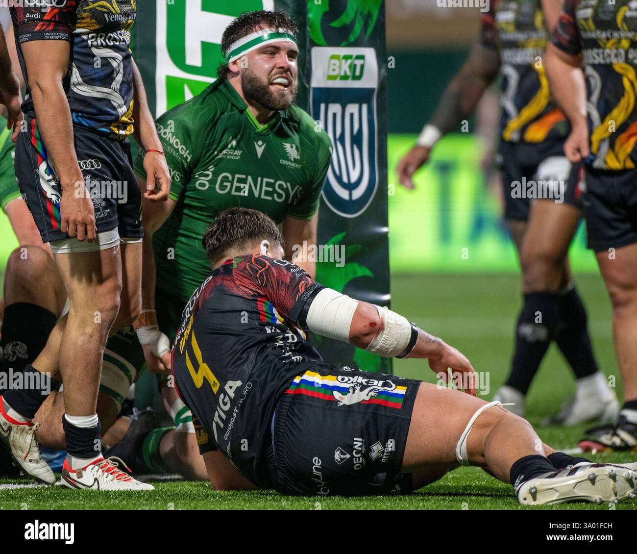 Shamus Hurley-Langton of Connacht celebrate scoring during the United ...