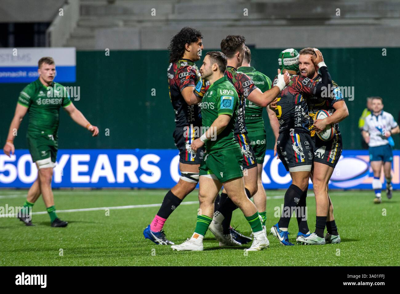 Andy Uren of Benetton celebrates scoring with team mates during the ...