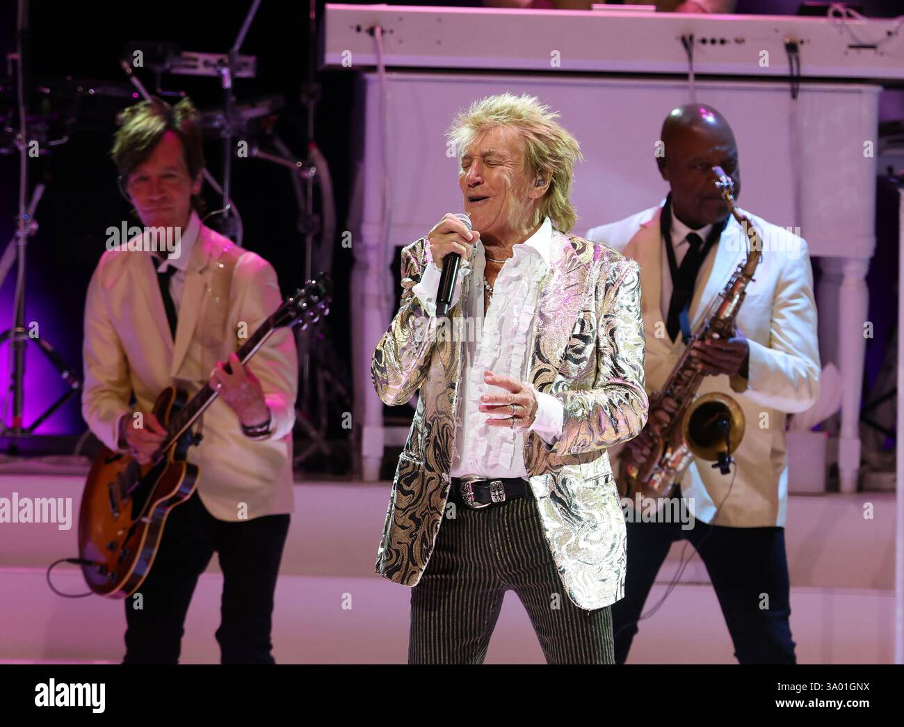 HOLLYWOOD,FL-MARCH 1: Rod Stewart performs at Hard Rock Live at ...