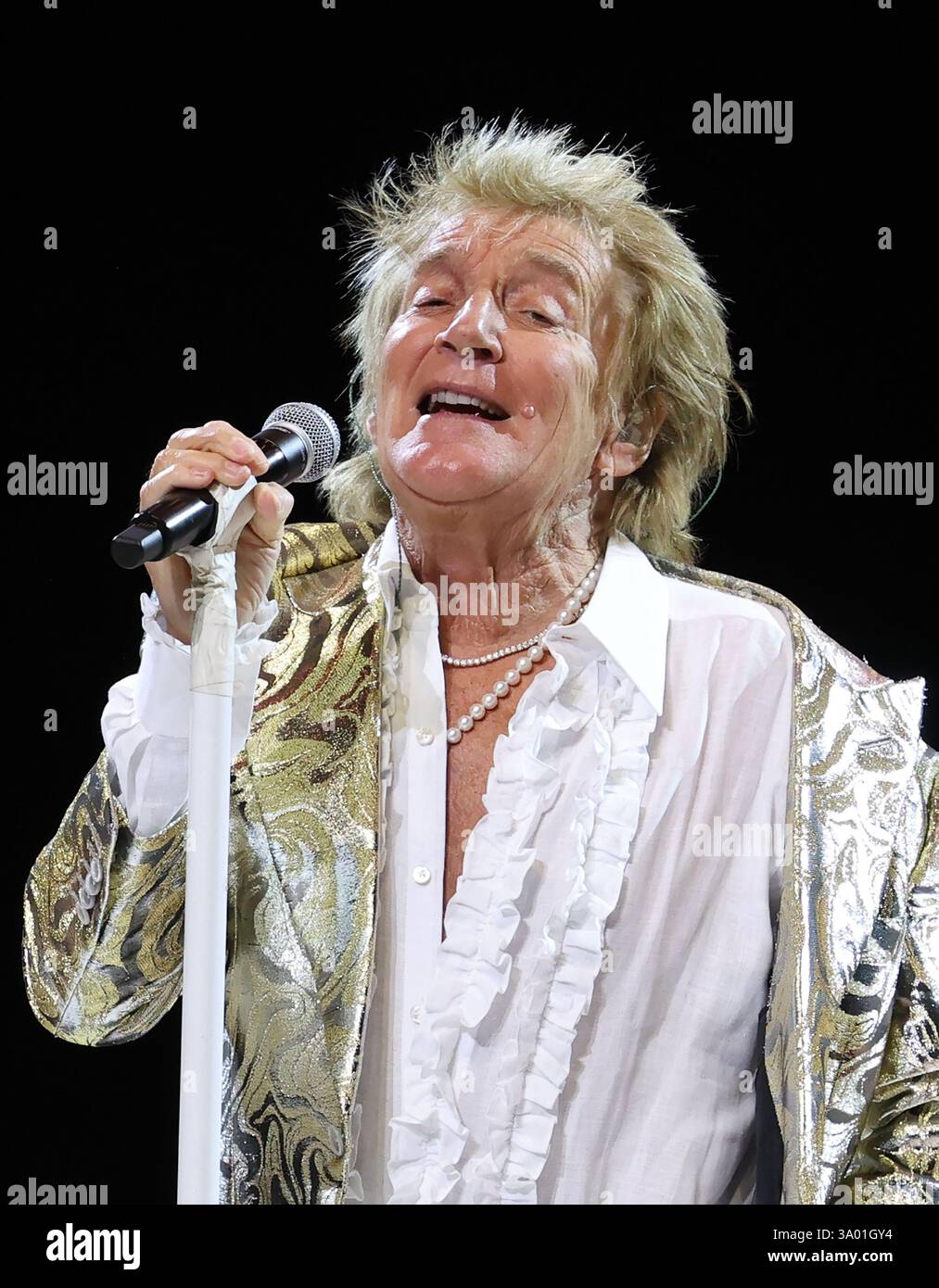HOLLYWOOD,FL-MARCH 1: Rod Stewart performs at Hard Rock Live at ...