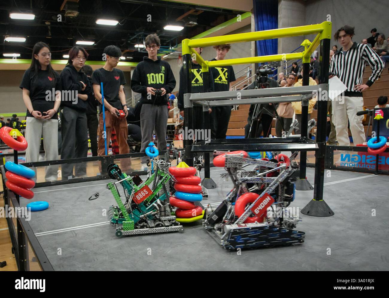 (250302) -- BURNABY, March 2, 2025 (Xinhua) -- Robots compete on a ...