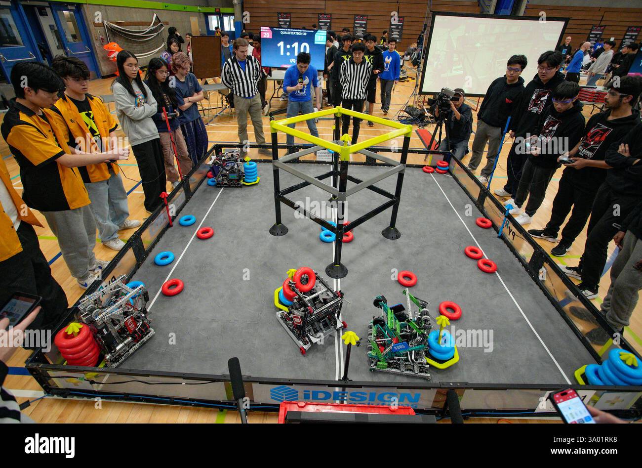 (250302) -- BURNABY, March 2, 2025 (Xinhua) -- Contestants watch their ...