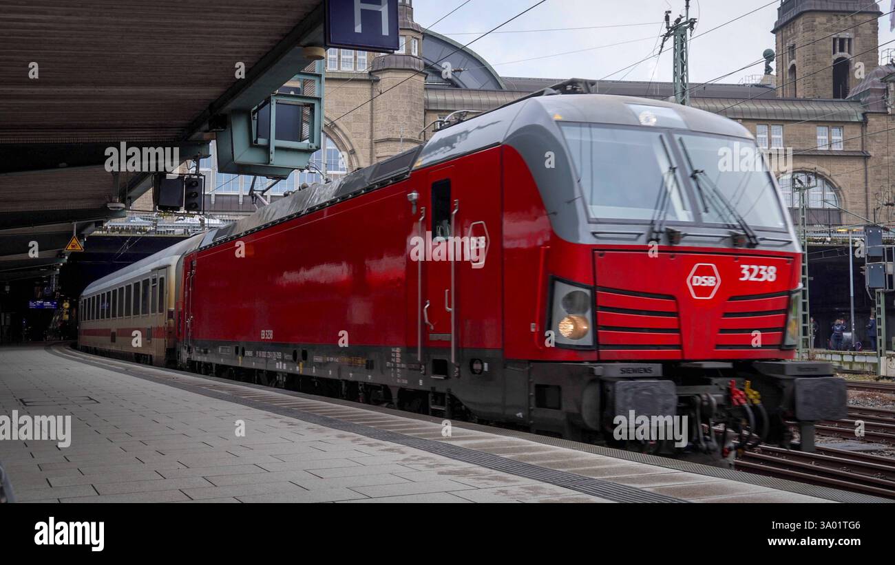 Eurocity Zug Hamburg - Kopenhagen bei der ausfahrt aus dem Hauptbahnhof ...