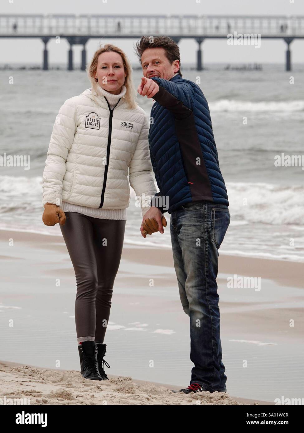 Roman Knizka mit Freundin Franziska Hippe Schauspieler Paar zu gast am ...