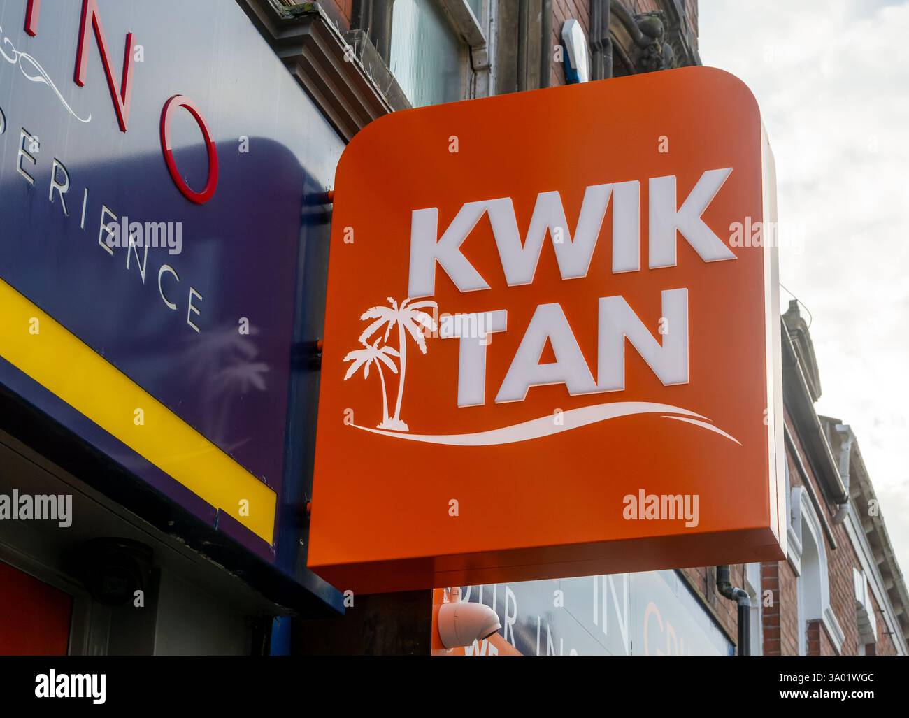 Kwik Tan tanning salon business sign, Grimsby, north east Lincolnshire, England, UK Stock Photo ...