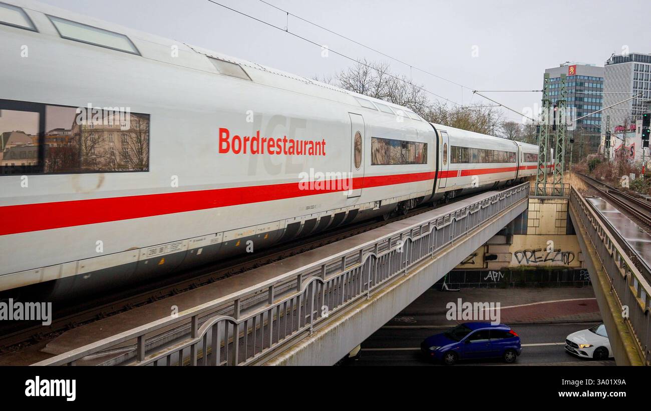 Eisenbahnverkehr am Bahnhof Hamburg-Dammtor Intercity Express Zug ICE ...