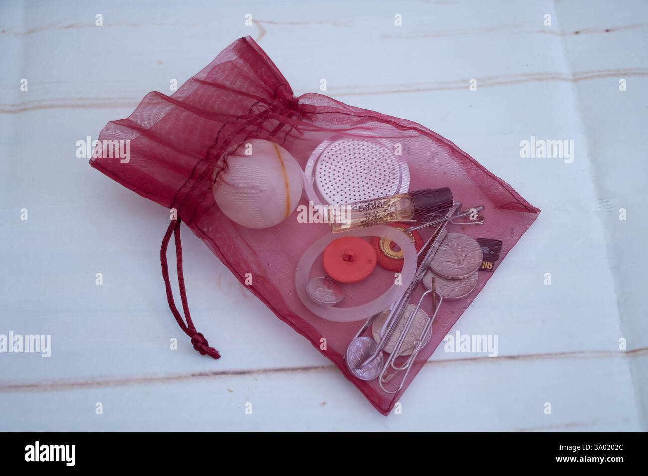 Dark red mesh bag hi-res stock photography and images - Alamy