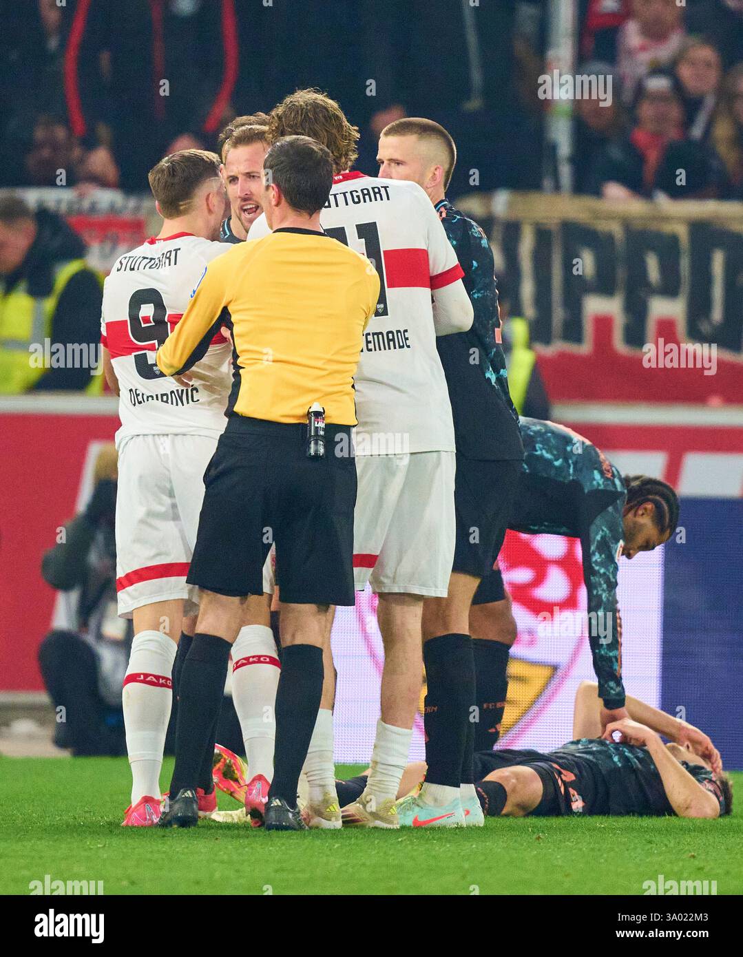 Harry Kane, FCB 9 Ermedin Demirovic, VFB 9 referee Benjamin Brand in ...
