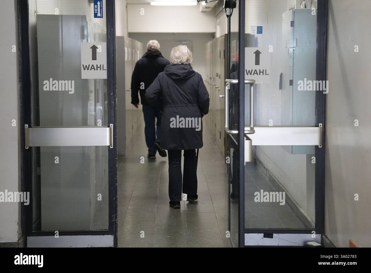 Hamburg, Germany. 02nd Mar, 2025. Voters go to the polling station at ...