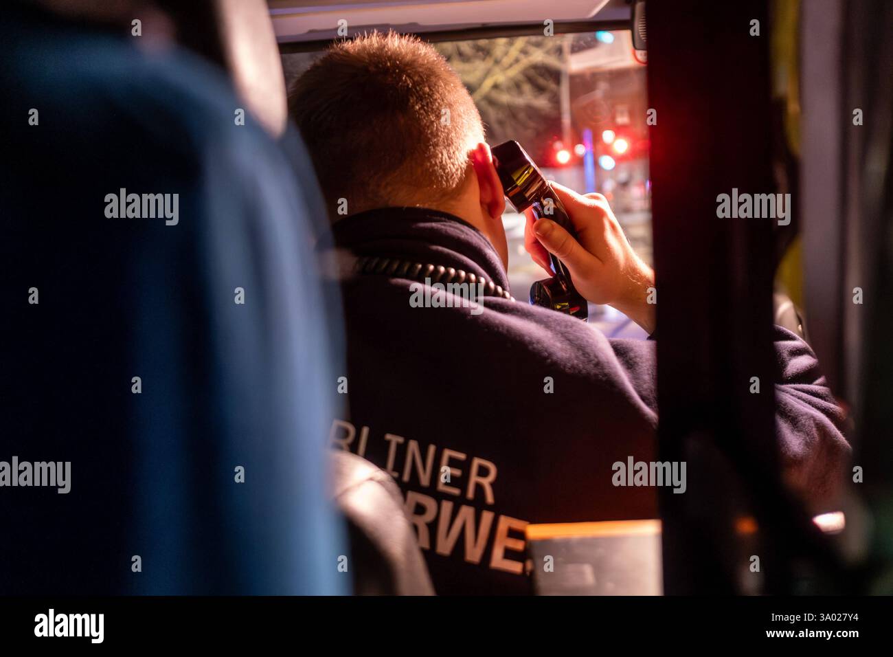 Auszubildender Feuerwehrmann Marc gibt nach einem Einsatz für die ...