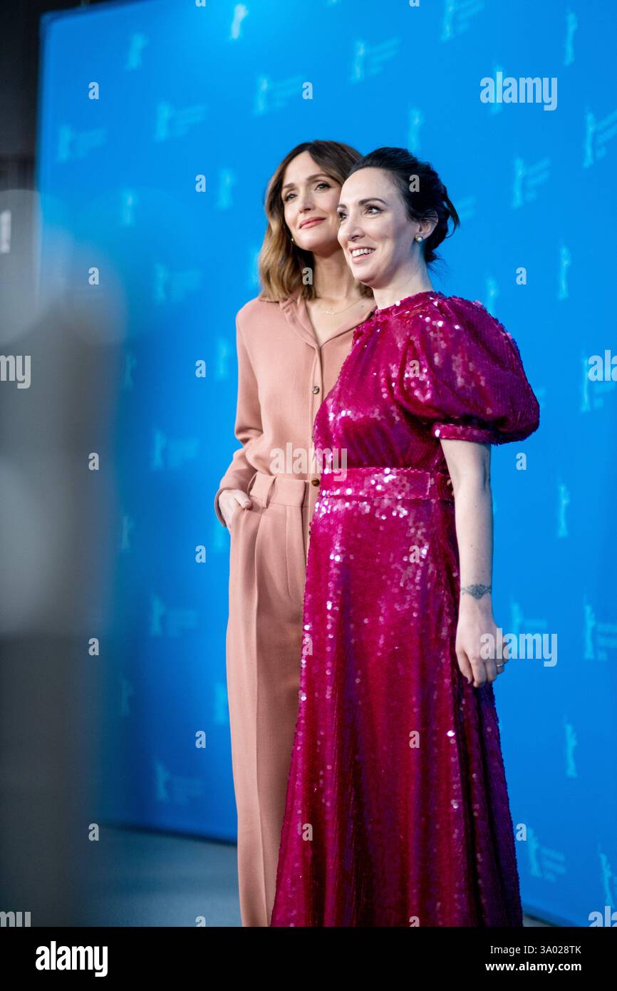 Schauspielerin Rose Byrne und Regisseurin Mary Bronstein während des ...