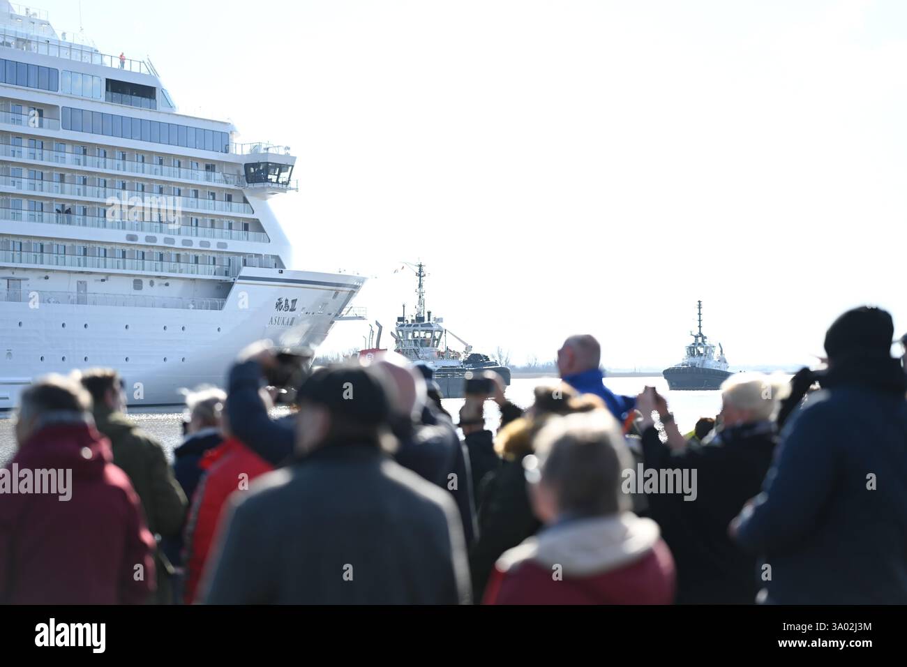 Jemgum, Germany. 02nd Mar, 2025. Numerous onlookers watch the ship ...