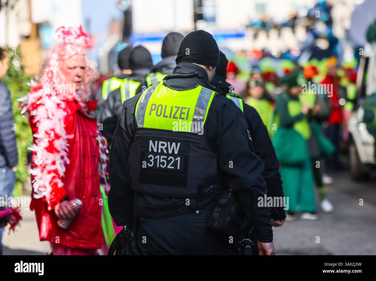 Cologne, Germany. 02nd Mar, 2025. Police officers walk through the ...